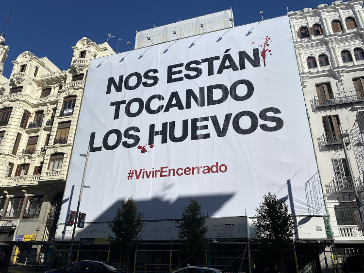 La llamativa campaña que denuncia el maltrato a las gallinas | Marcas ...