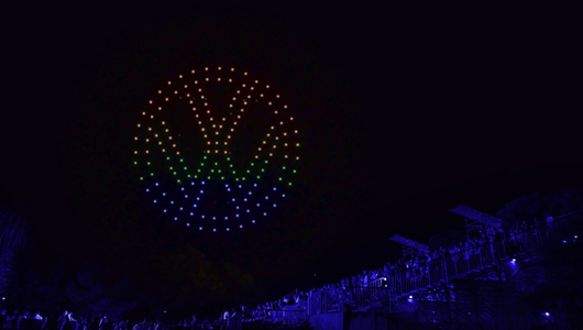 Volkswagen hace volar 200 drones en el cielo de Sitges | Marcas ...