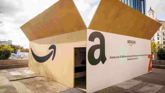 Edificio Gigante Con Cajas