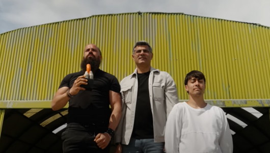 El divertido reto de Cheetos y Nil Ojeda para usar la mano no dominante ...