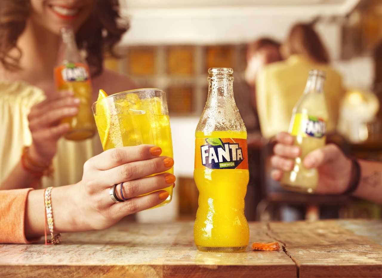 Fanta presenta su nueva botella, diseñada y fabricada en España ...